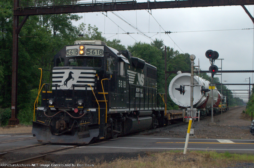 NS GP38-2 5618 brings up the marker on X999-12